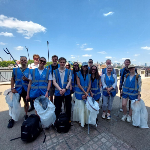 Community clean-up on the Thames - Parkeray